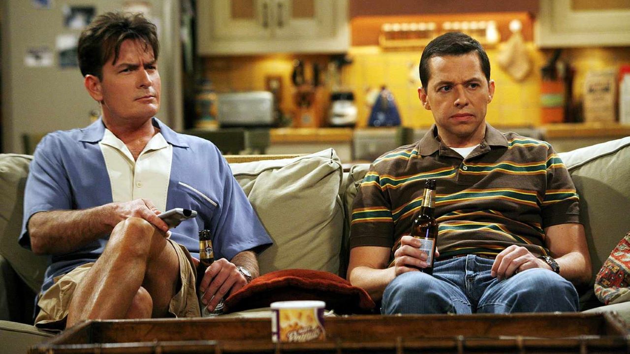 Charlie Sheen visszatér: HBO Max sorozat érkezik a Két pasi - meg egy ...